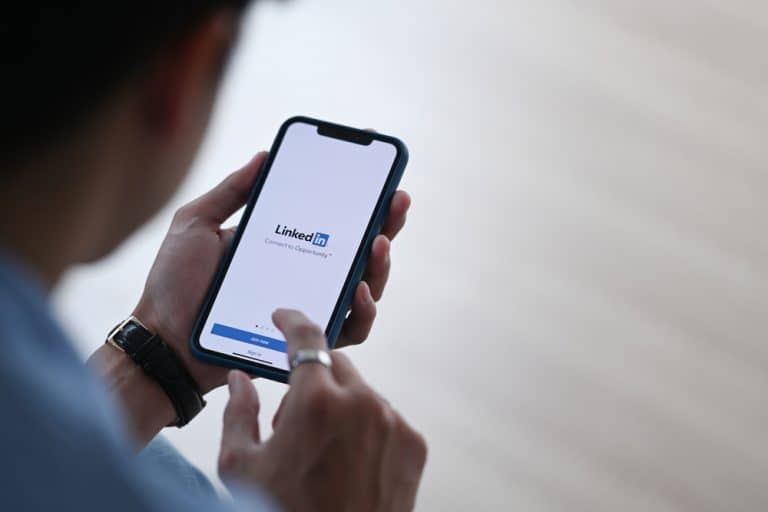 Does LinkedIn Tell You Who Searches You? | ITGeared