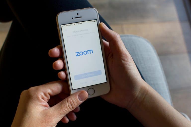 Does Zoom Camera Turn Off When You Open Another App? | ITGeared