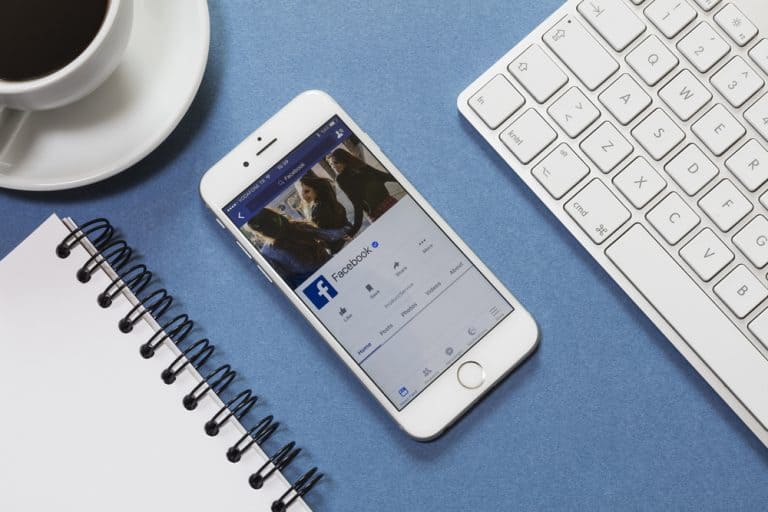 How To Favorite Someone on Facebook | ITGeared