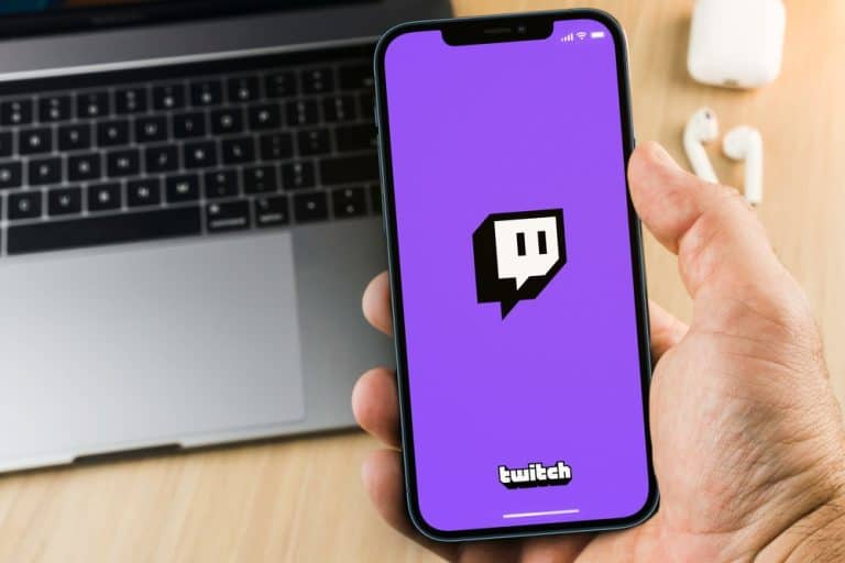 How To VIP Someone on Twitch | ITGeared