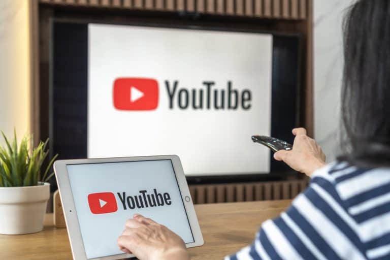 How To Watch YouTube Without WiFi | ITGeared