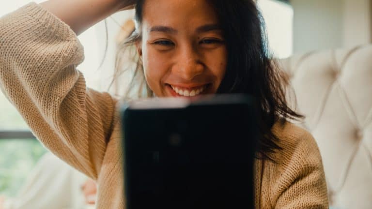 How To Wake Someone Up on FaceTime | ITGeared